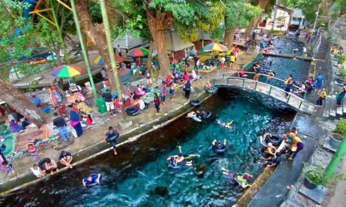 Daya Tarik Jernih dan Birunya Air di Umbul Cokro Klaten - Bakpia ...